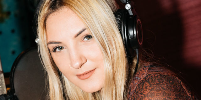Up-close And Personal Bersama Julia Michaels Di Video ‘Uh Huh ...