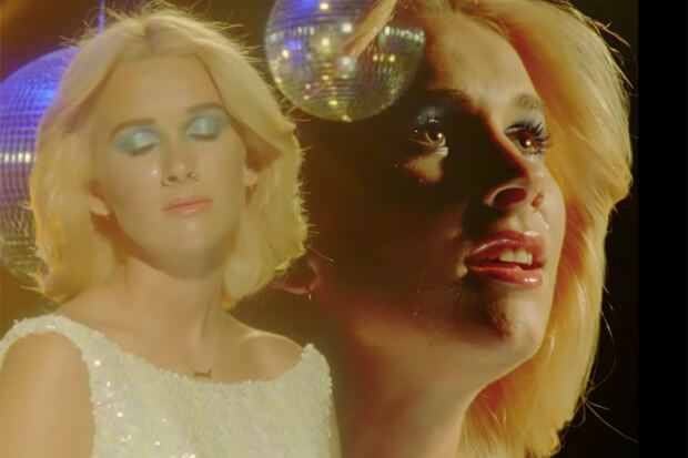 Broods Terinspirasi Era 70-an Di Video Single Baru Mereka, 'Peach ...