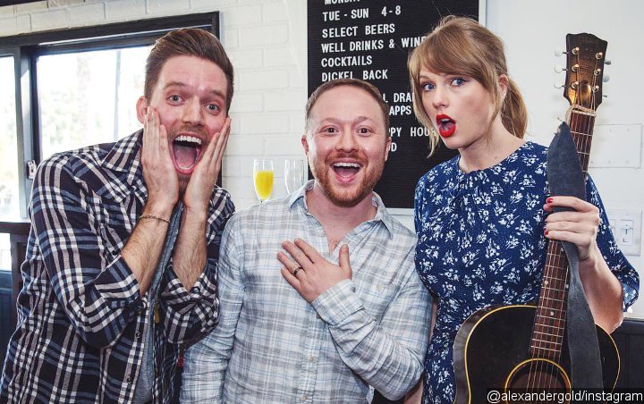 Taylor Swift Beri Kejutan Di Pesta Pertunangan Penggemarnya - Creative Disc Taylor Swift Beri Kejutan Di Pesta Pertunangan Penggemarnya - Creative Disc
