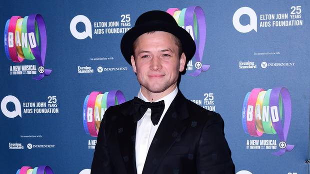Taron Egerton Debut Sebagai Penyanyi Dengan Bawakan ‘Rocket Man’ Dari ...