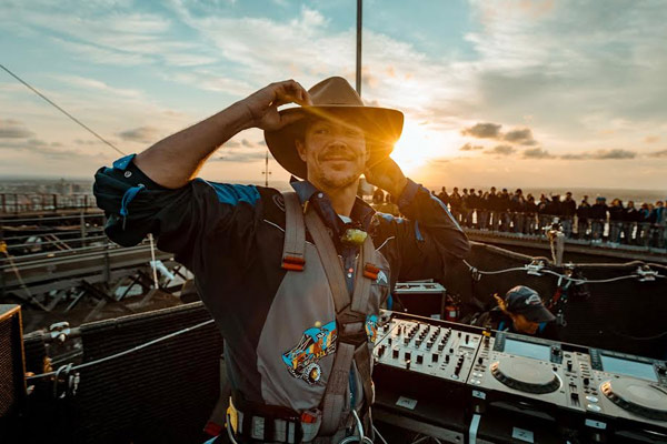 Diplo Catatkan Sejarah Sebagai DJ Pertama Yang Manggung Di Puncak ...