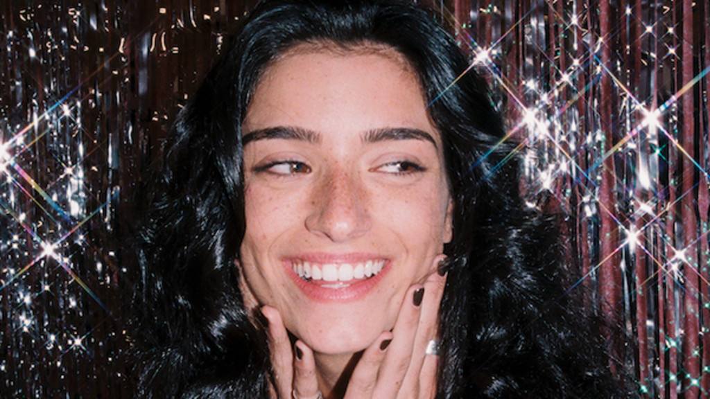 Dixie D'Amelio Rilis Versi Remix Single Debutnya, 'Be Happy' Bersama ...