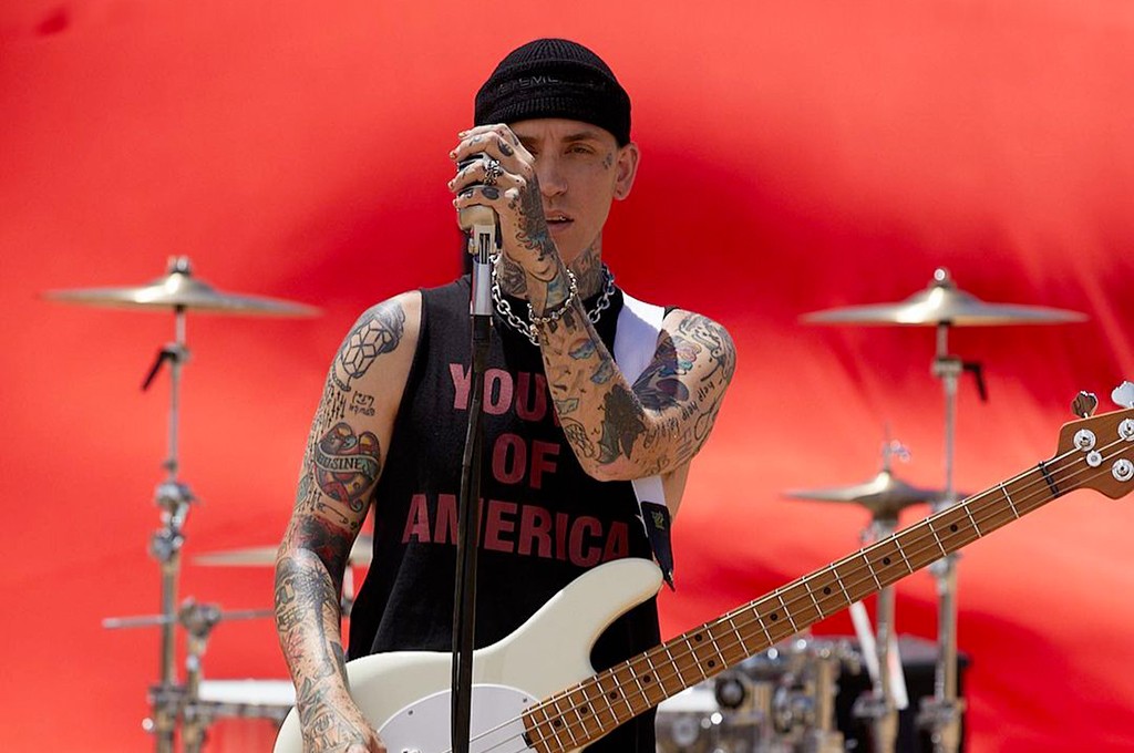 Bersama Travis Barker, blackbear Rilis Single Pop-Punk Baru Miliknya ...