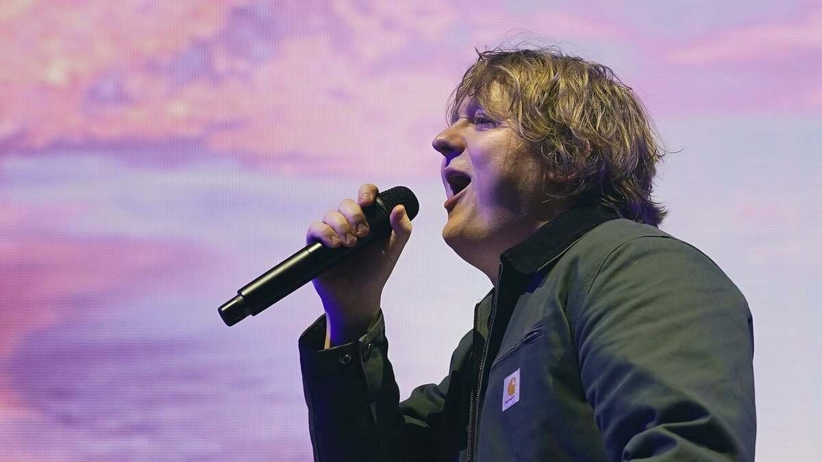 Lewis Capaldi Rilis Video Musik Sinematis ‘Pointless’ - Creativedisc