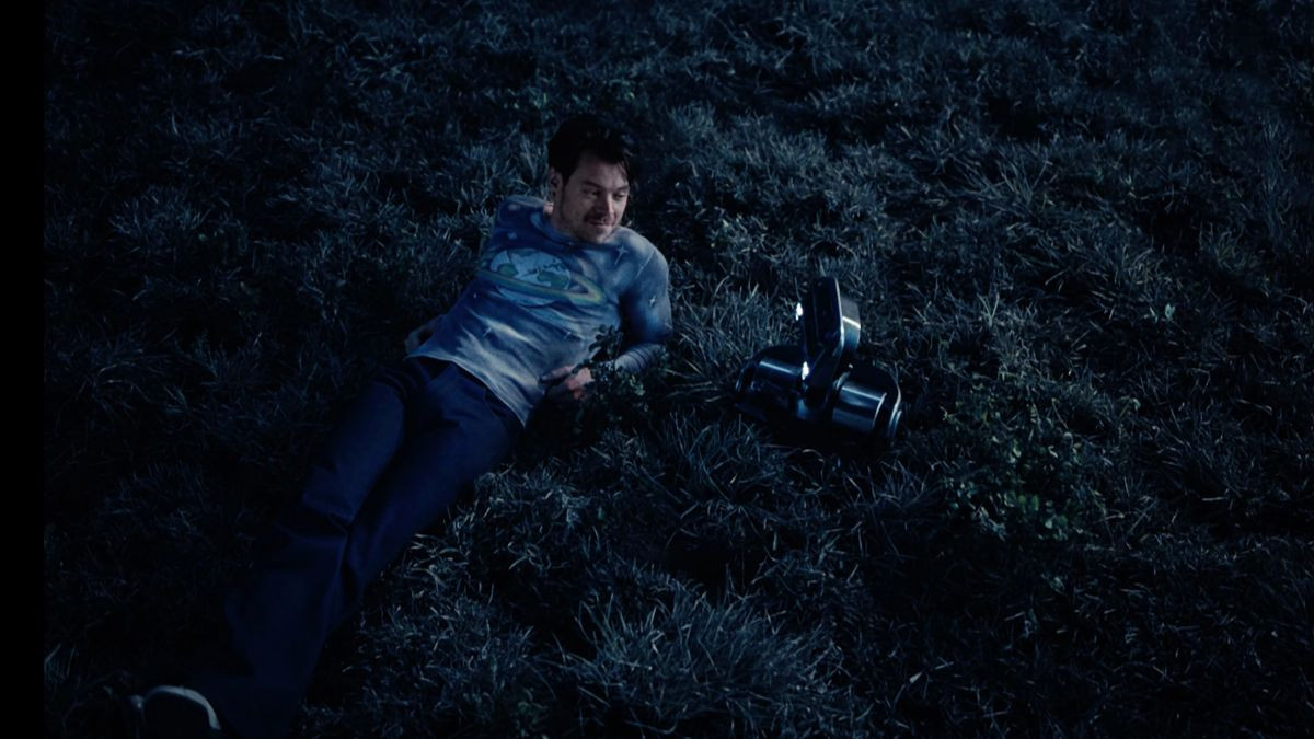 Robot Jatuh Cinta di Video Musik Terbaru Harry Styles ‘Satellite ...