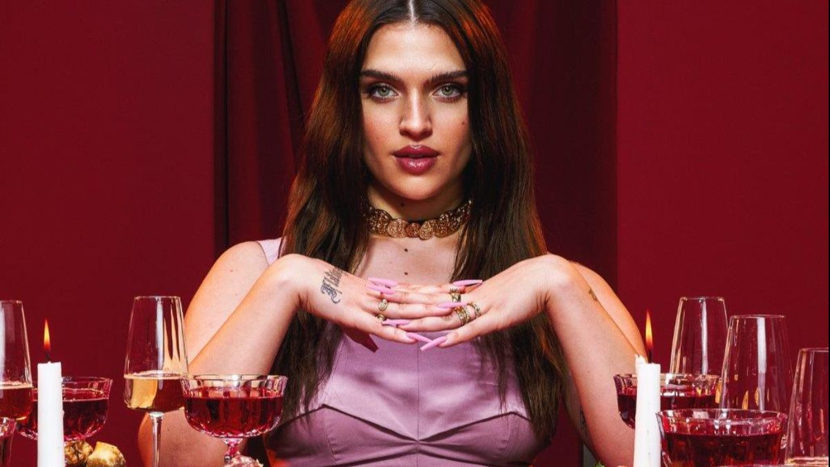 Setelah Eurovision, Mae Muller Umumkan Debut Album “Sorry I’m Late ...