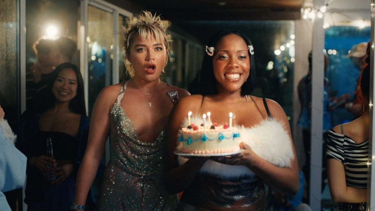 Rachel Chinouriri Tampilkan Florence Pugh di Video Musik 'Never Need Me ...