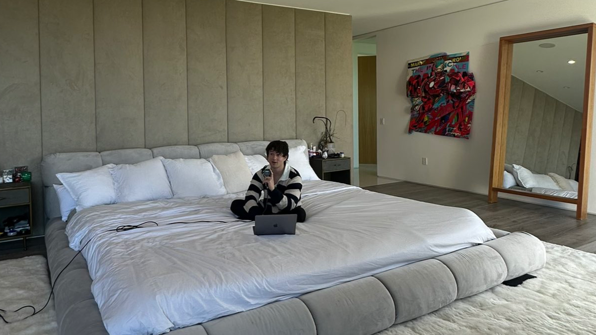 Alec Benjamin Tampilkan Pop Ritmis di 'King Size Bed' - Creative Disc