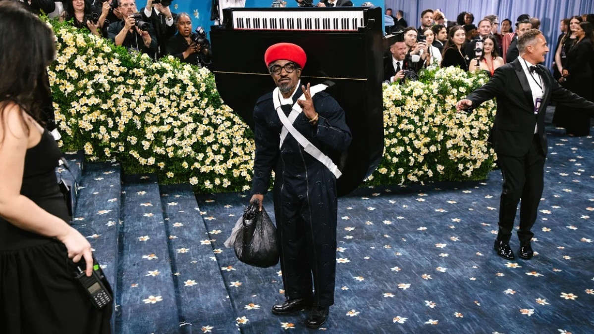 André 3000 Tampil Unik dengan Piano di Punggung pada Met Gala 2025 ...