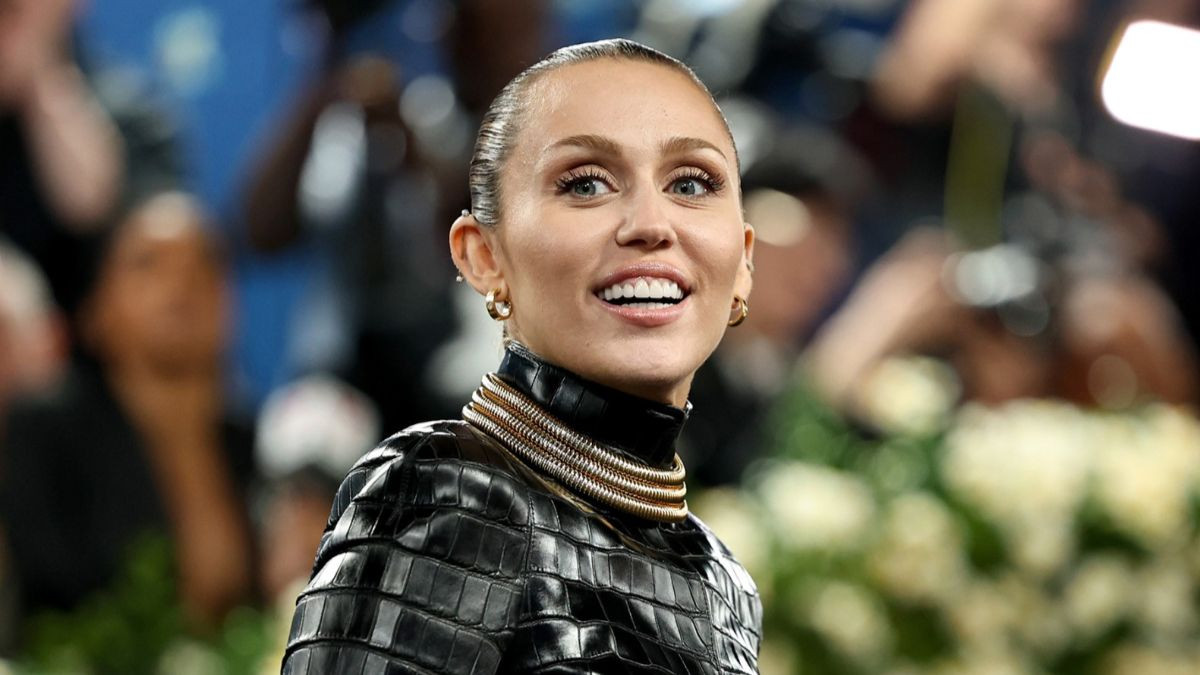 Miley Cyrus Debut di No. 4 Billboard 200 Berkat Album "Something ...