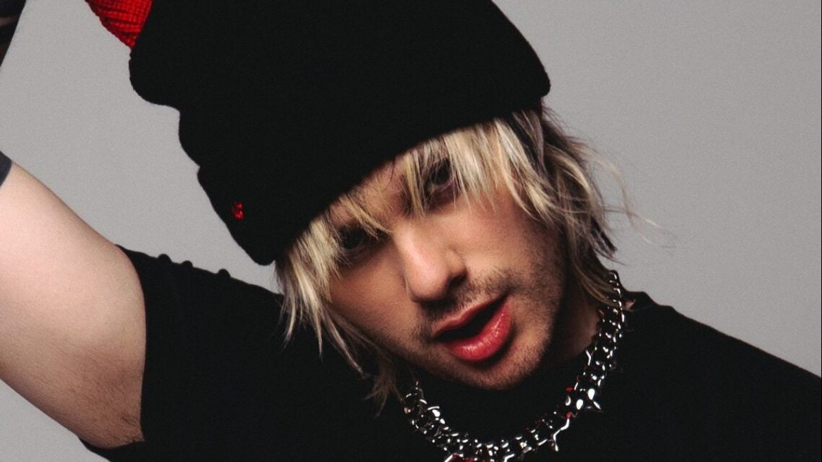 Michael Clifford Tuang Kisah Jadi Ayah dalam Album Solo Debut “SIDEQUEST” - Creativedisc