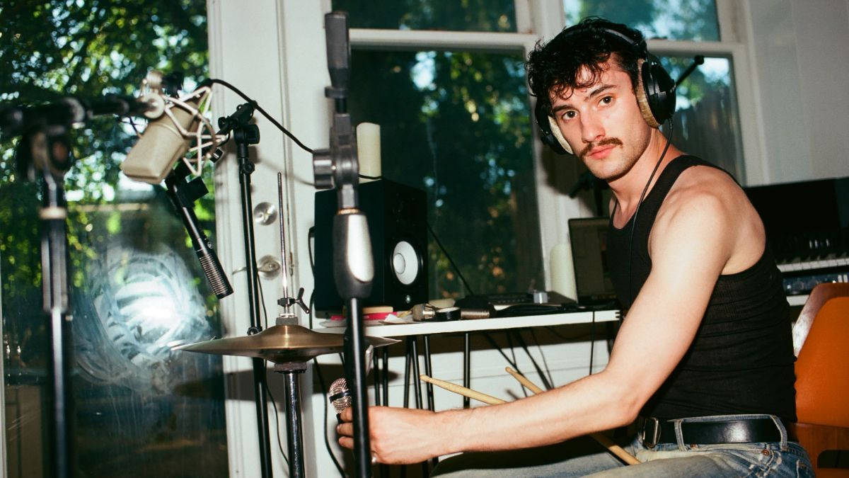 Charlie Burg Kembali dengan Album “Back to Earth” serta Rilis ‘Lovesong ...