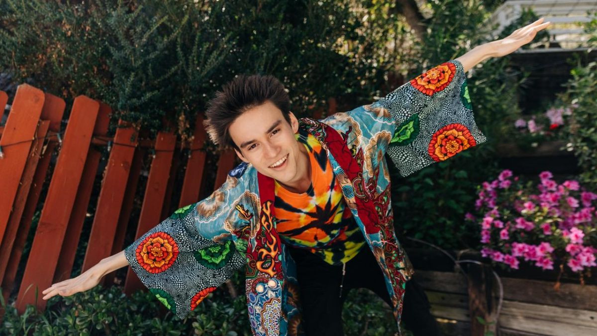 Jacob Collier Lepas Video Musik ‘Heaven (Butterflies)’ yang Digarap di ...