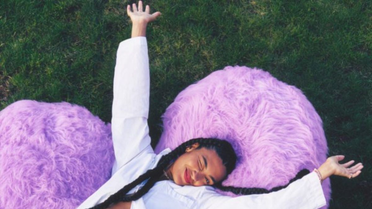 Olivia Dean Sambut Musim Panas dengan ‘Dive’ dan Siap Luncurkan Album ...