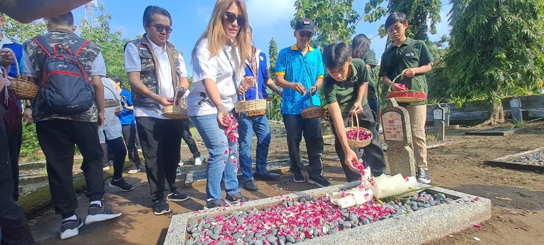 Lestarikan Tradisi Ceng Beng, PMS Ziarahi Lima Pahlawan Tionghoa di TMP ...